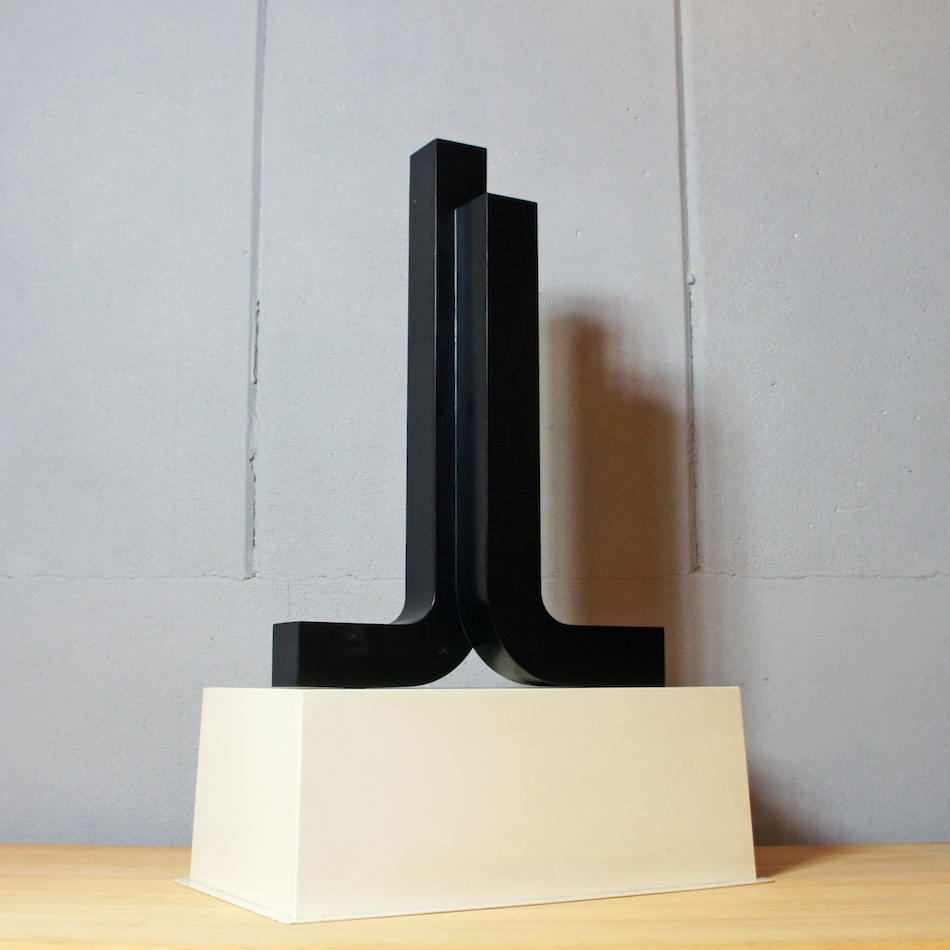 Metal Abstract Sculpture (Rising Black Pillar) | Graphio/büro-stil グラフィ ...